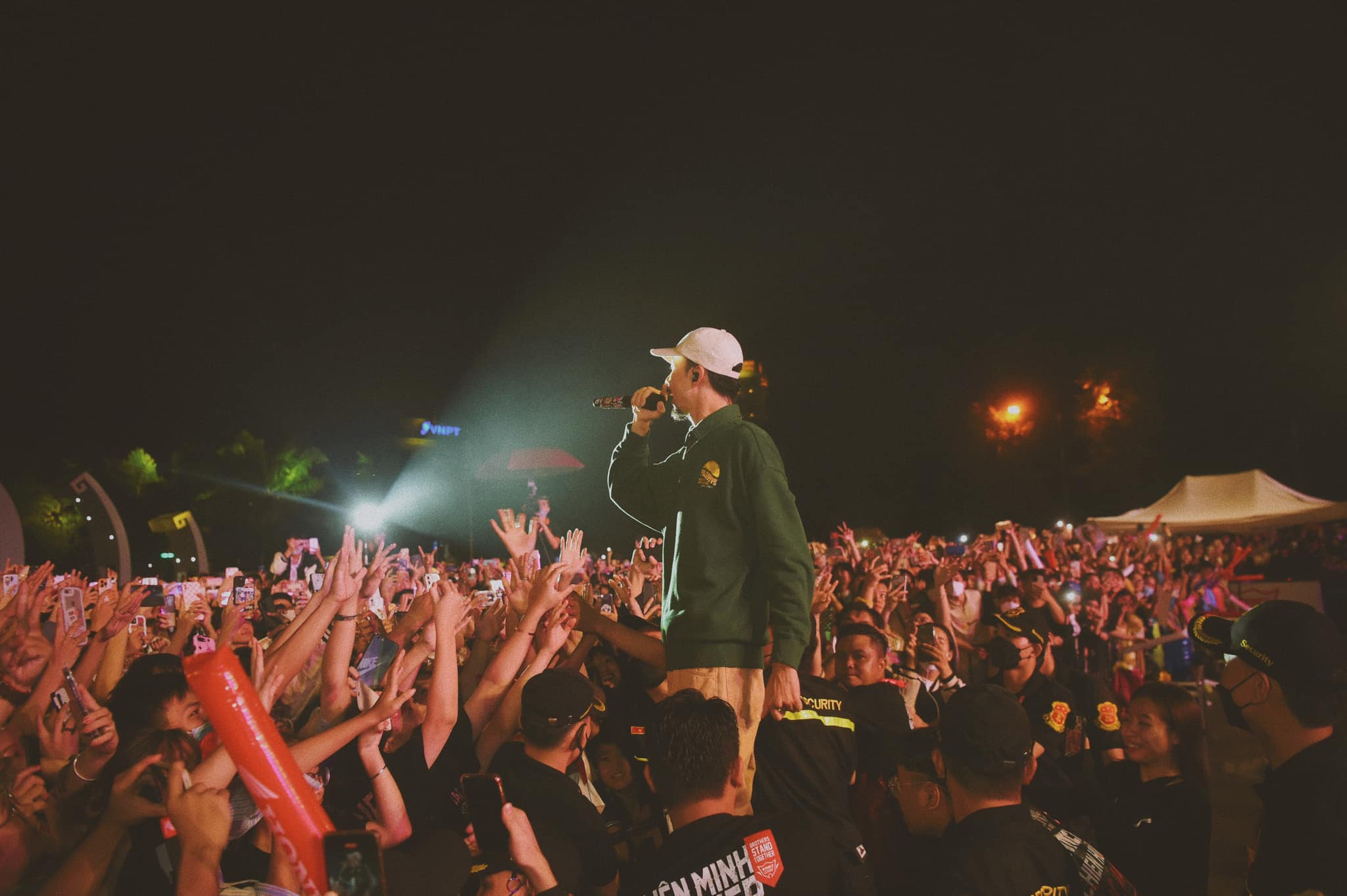 ĐEN VÂU - CHÀNG RAPPER CHÂN CHẤT VỚI CA TỪ ĐẬM MÀU “ĐỜI” - Revu Vietnam